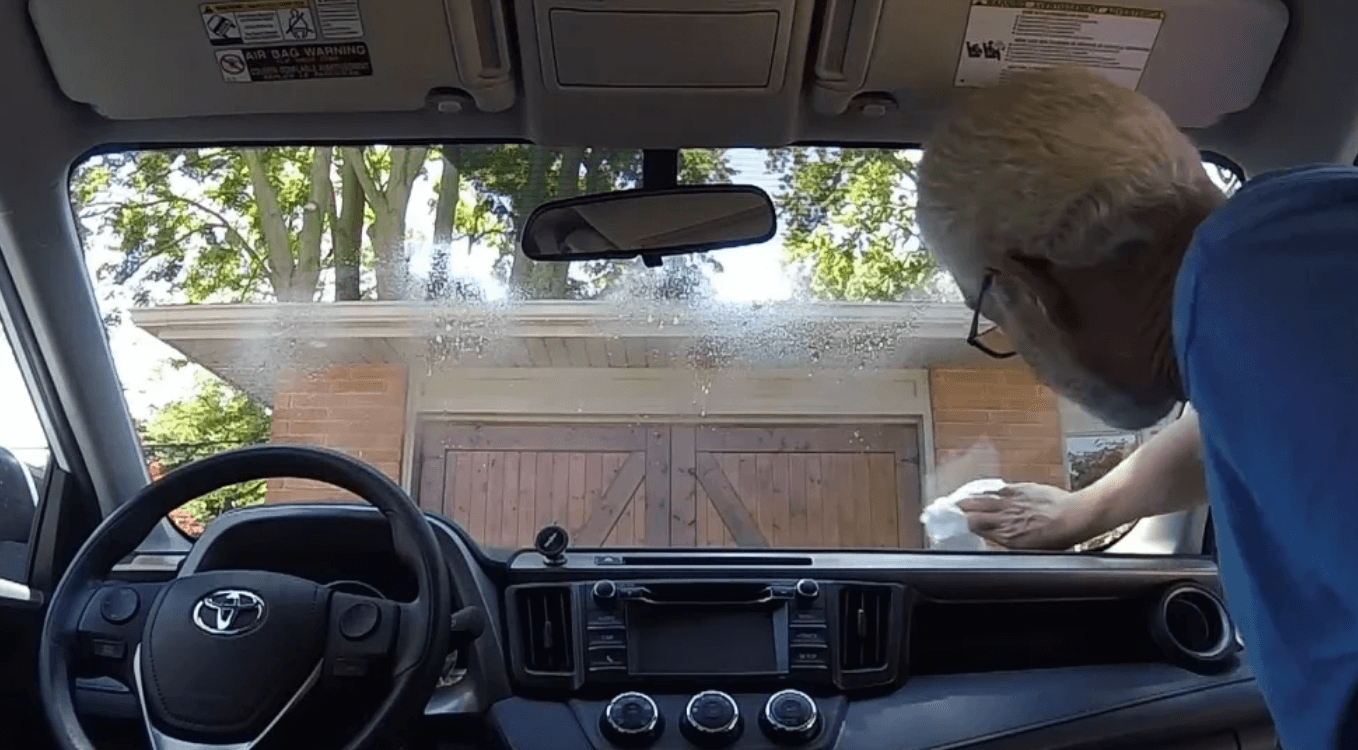 Chris Notap: Brilantní Metoda na Čištění Čelního Skla Auta